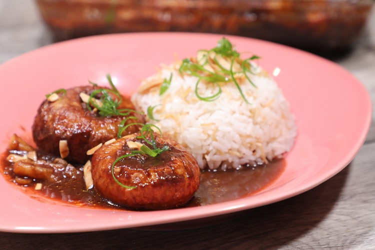 طريقة عمل لفت محشي بصلصة التمر هندي بالفيديو - وصفات طبخ - أكلات اللحوم