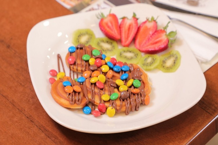 طريقة عمل وافل بالفواكة وصوص الشوكولاتة بالفيديو - حلويات